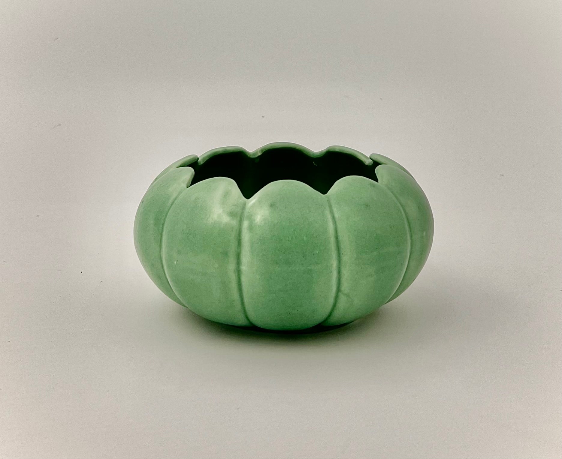 RARE SIGNED 1935 ART DECO BATES POTTERY OF CHICAGO SCALLOPED GREEN PLA ...